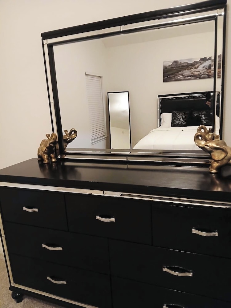 Beautiful 4-bedroom house with AC in cool Spring Reviews, Deals ...