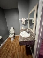 Quarto casal luxo | Banheiro | Chuveiro, toalhas de banho, sabonete, shampoo