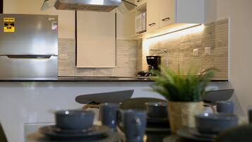 Apartamento Exclusivo | Cozinha privada | Um frigorífico/congelador grande, um micro-ondas, uma cafeteira/bule