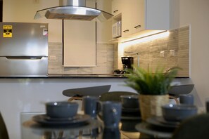 Apartamento Exclusivo | Cozinha privada | Um frigorífico/congelador grande, um micro-ondas, uma cafeteira/bule 