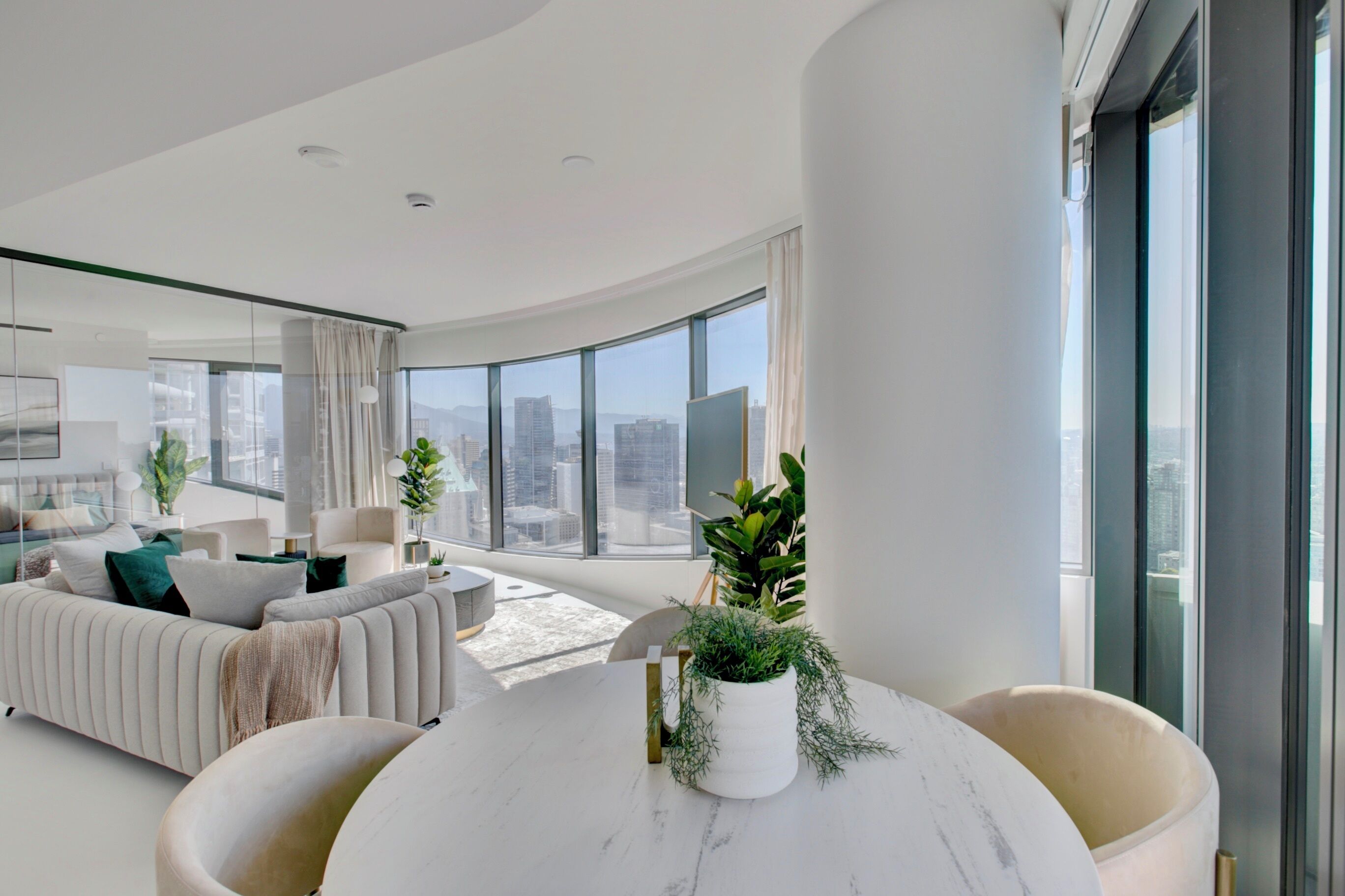 Contemporary Stylish Décor Suite - North Vancouver