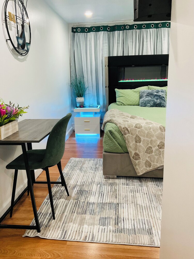 2-bedroom apartment in delightful 4 minutes away from Babylon village ...