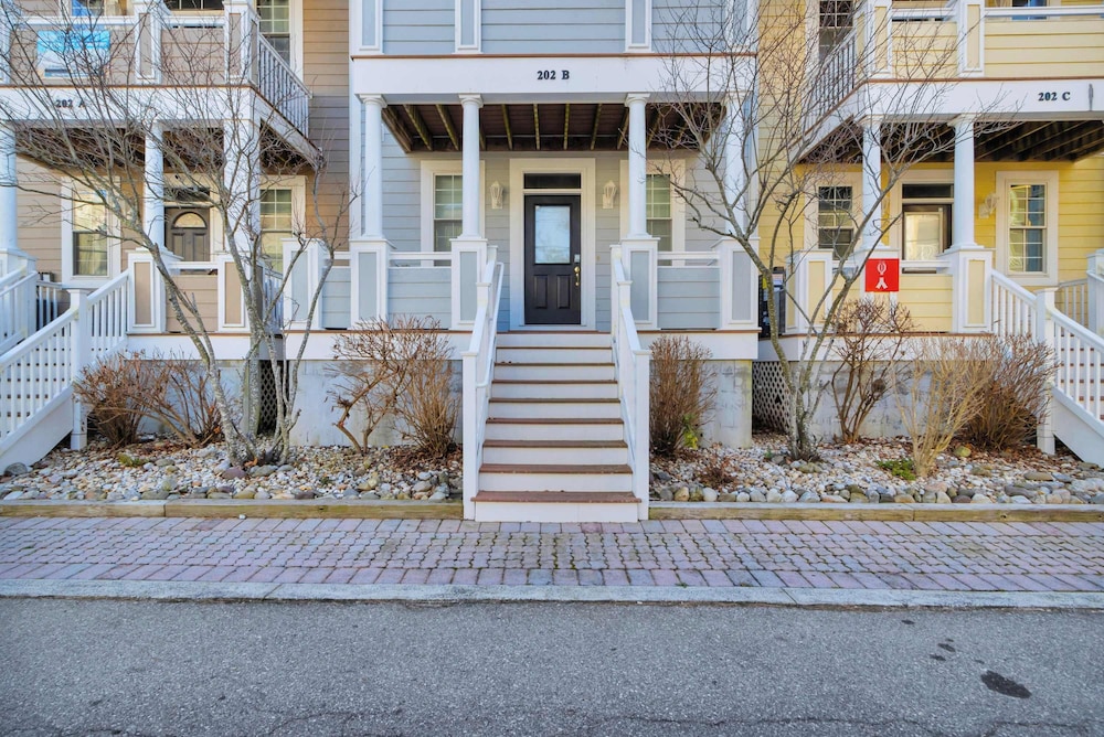 Alexander 202-B, Downtown OC Townhome Reviews, Deals & Photos 2026 - Stayz