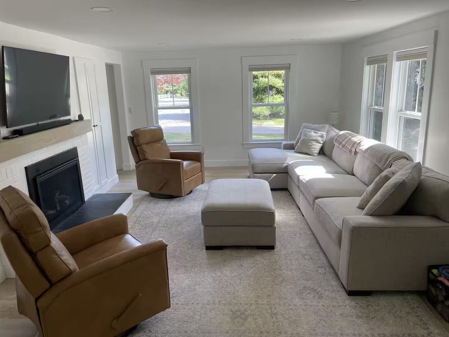 Modern Farmhouse + Barn Retreat Near Stadium - Foxborough, MA