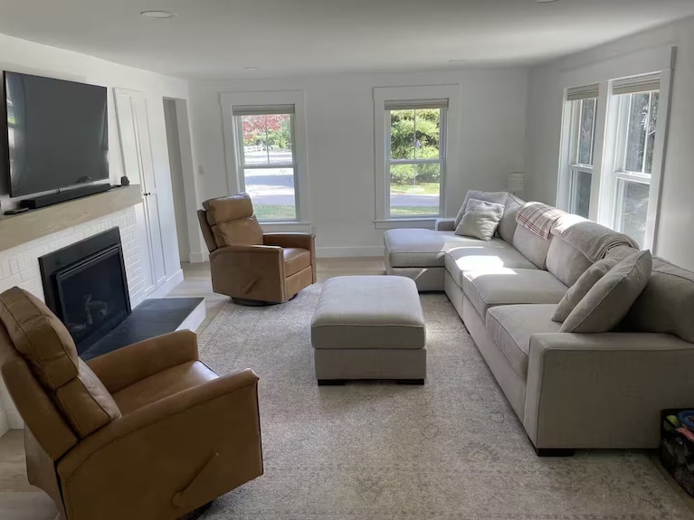 Modern Farmhouse + Barn Retreat Near Stadium - Foxborough, MA