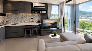 Apartamento Deluxe, 1 quarto (Chic n Cozy CityGate 1BR Suite) | Sala | TV de ecrã plano 