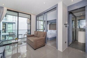 Apartamento, 1 quarto (Fabulous CityGate Kamala 1BR Suite) | Cofre no quarto, ferro/tábua de engomar, Wi-fi grátis 