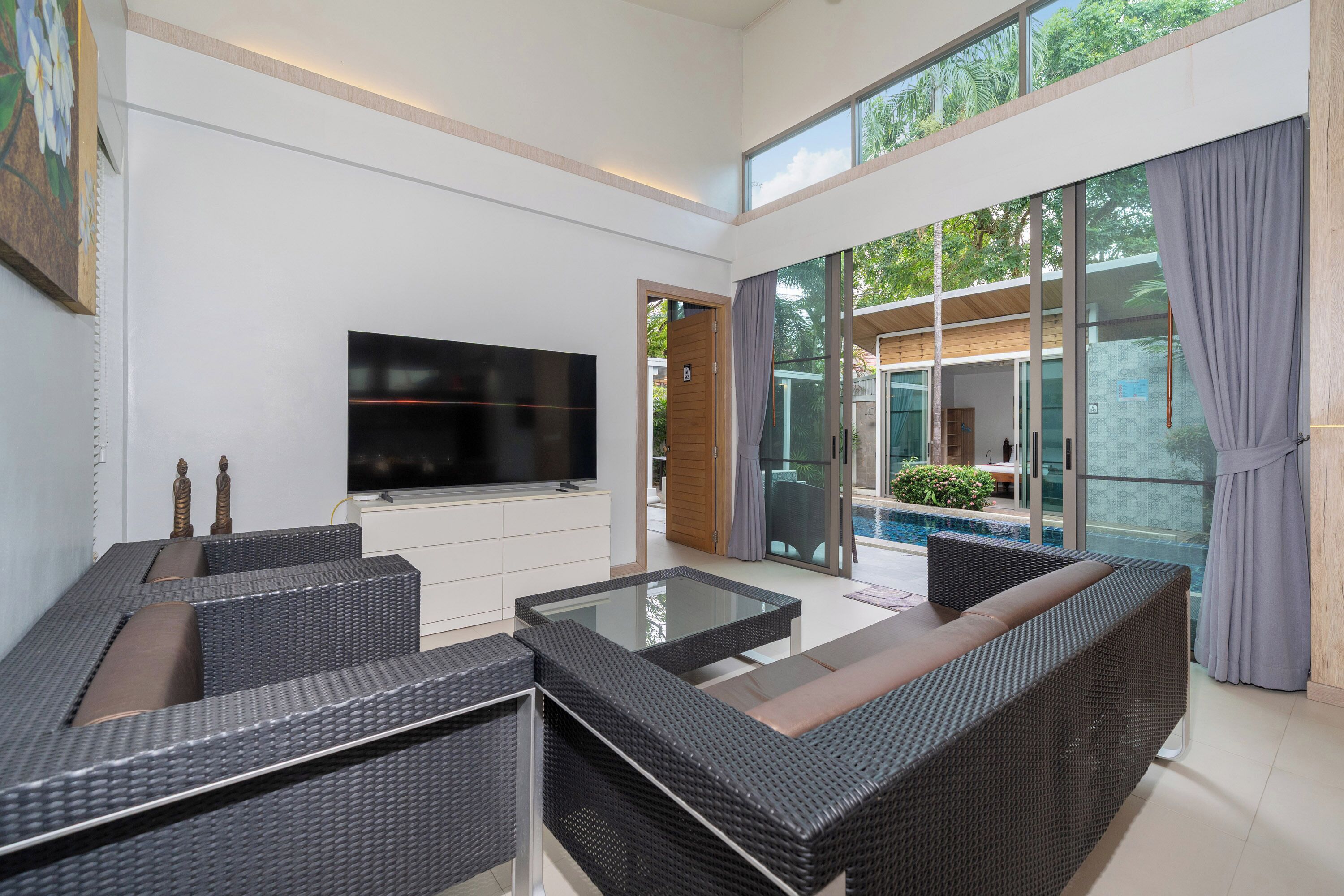Villa Exclusiva, 4 quartos (Mahogany 4BR Pool Villa in BangTao) | Sala | TV de ecrã plano 