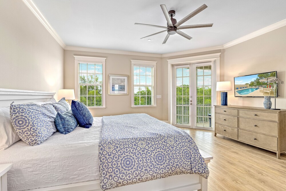 Siesta Vista, Spacious Waterfront Home. One Block to Beach & Village ...