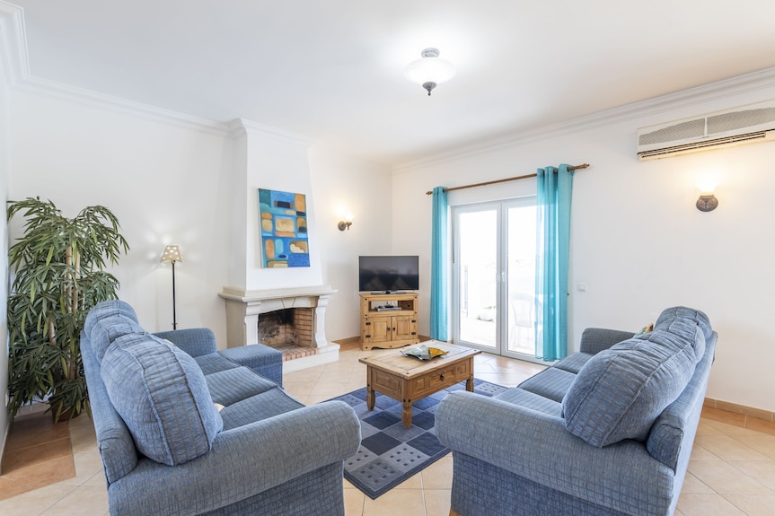 A Spacious Three-floor Villa Perfect For Relaxing With Friends Or Family. - Faro