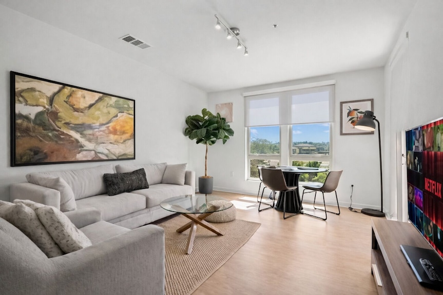 Bright Luxury 2br Retreat With Pool In Irvine - Lake Forest, CA