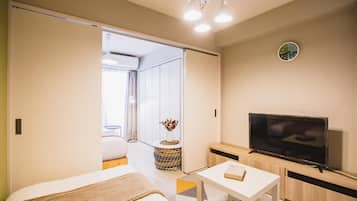 Apartamento premium, sacada, vista para a cidade | Cortinas blackout, quartos à prova de som, ferros/tábuas de passar roupa