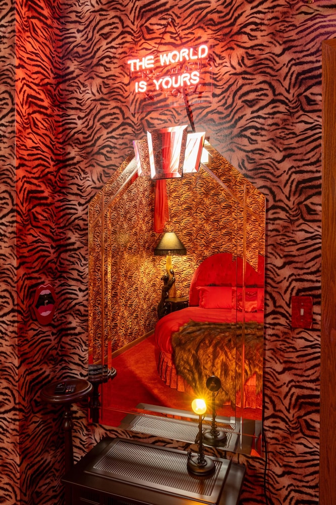 Sweetheart Hideaway: Vintage Estate in the Woods w/Hot Tub, Fireplace ...