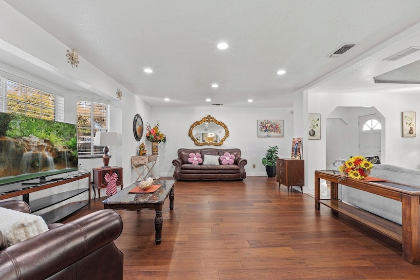 Spacious 6 Br Patio + Deck Sleeps 13 - Roseville, CA