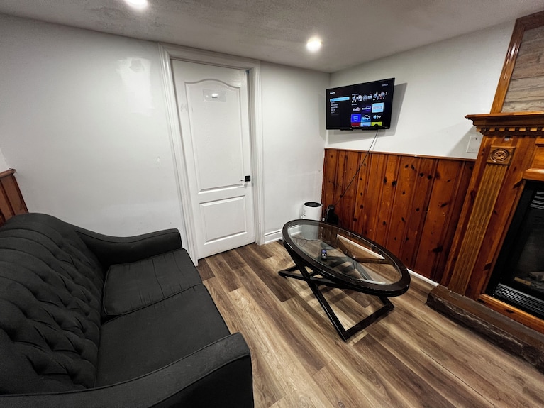 Prime Location 3bedrooms, 2 Bath,basement Apt With Free Parking-close To Transit - Milton, Canadá