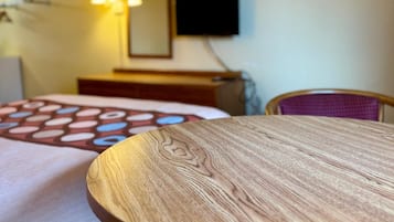 Quarto casal básico | Wi-Fi de cortesia, acesso para cadeiras de rodas