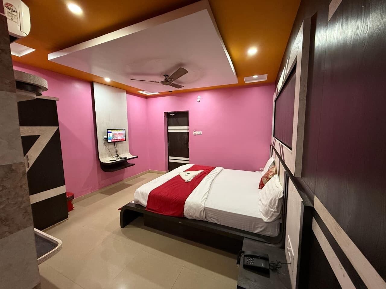 Quarto casal luxo, ar-condicionado | Roupas de cama antialérgicas, escrivaninha, quartos à prova de som