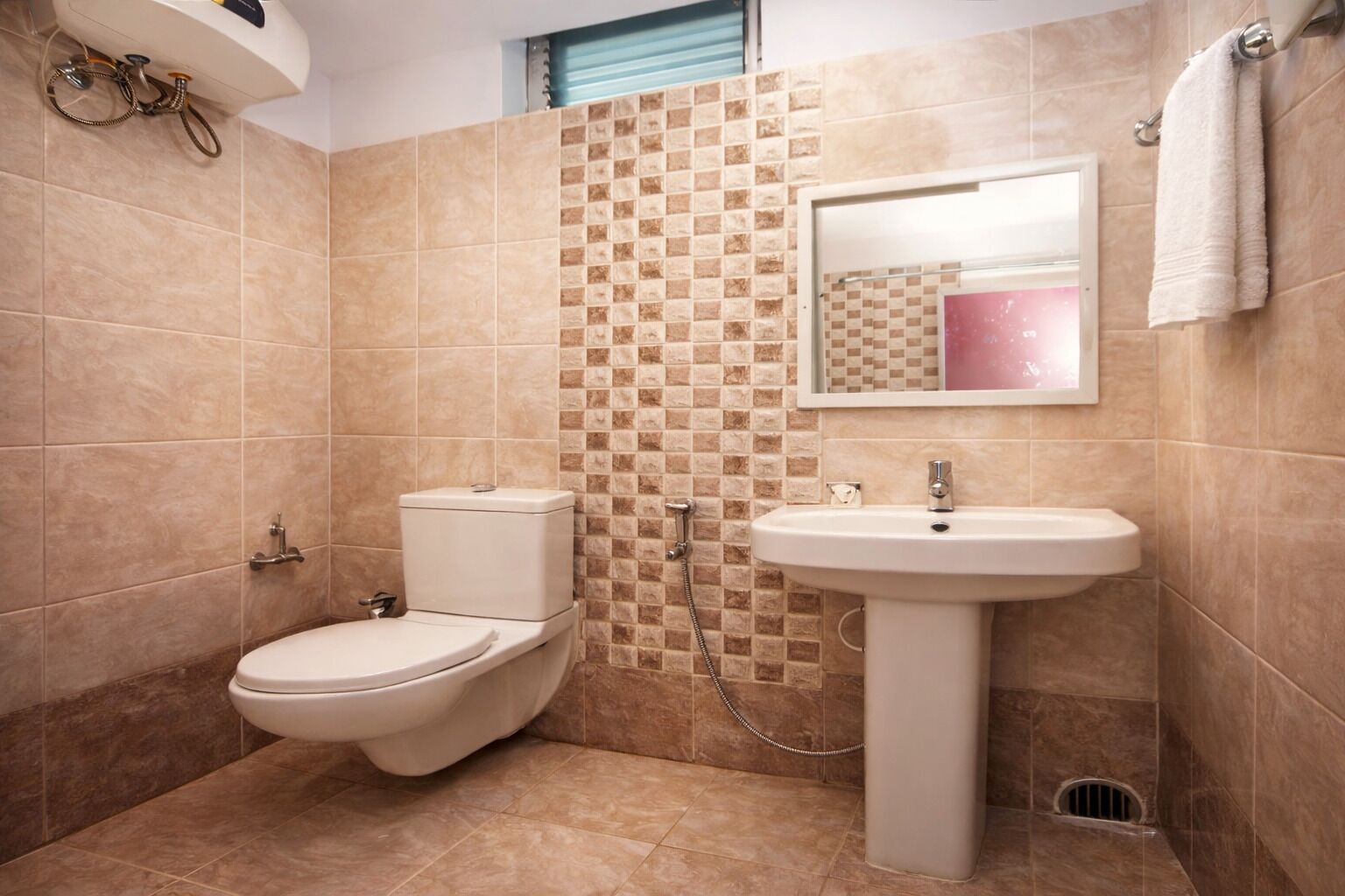 Chuveiro, chuveiro com efeito de chuva, chinelos, toalhas de banho