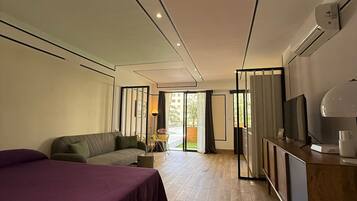 Estúdio Design, vista para o jardim | Secretária adequada para computadores portáteis