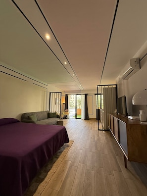 Estúdio Design, vista para o jardim | Secretária adequada para computadores portáteis