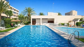 Piscina exterior, guarda-sóis, espreguiçadeiras