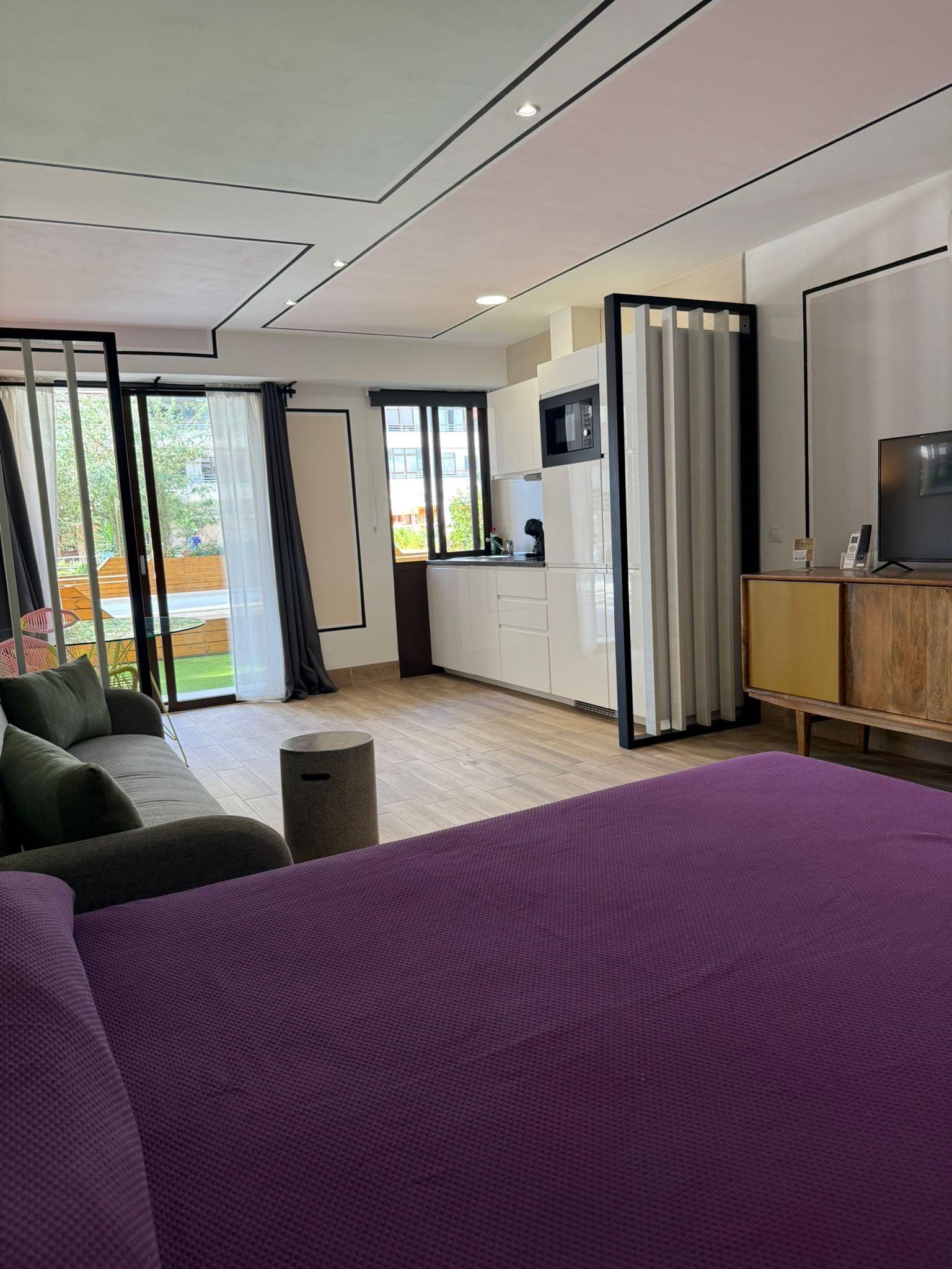 Estúdio Design, vista para o jardim | Secretária adequada para computadores portáteis 