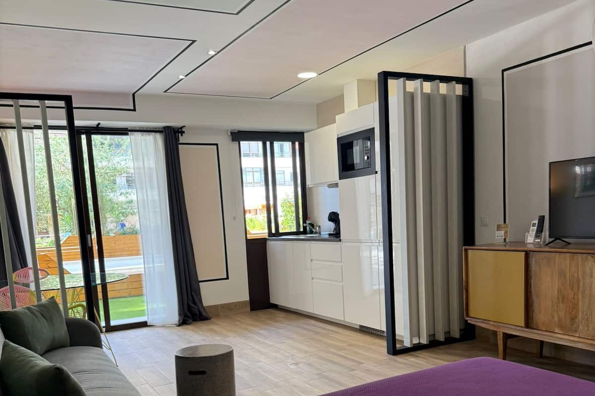 Estúdio Design, vista para o jardim | Secretária adequada para computadores portáteis