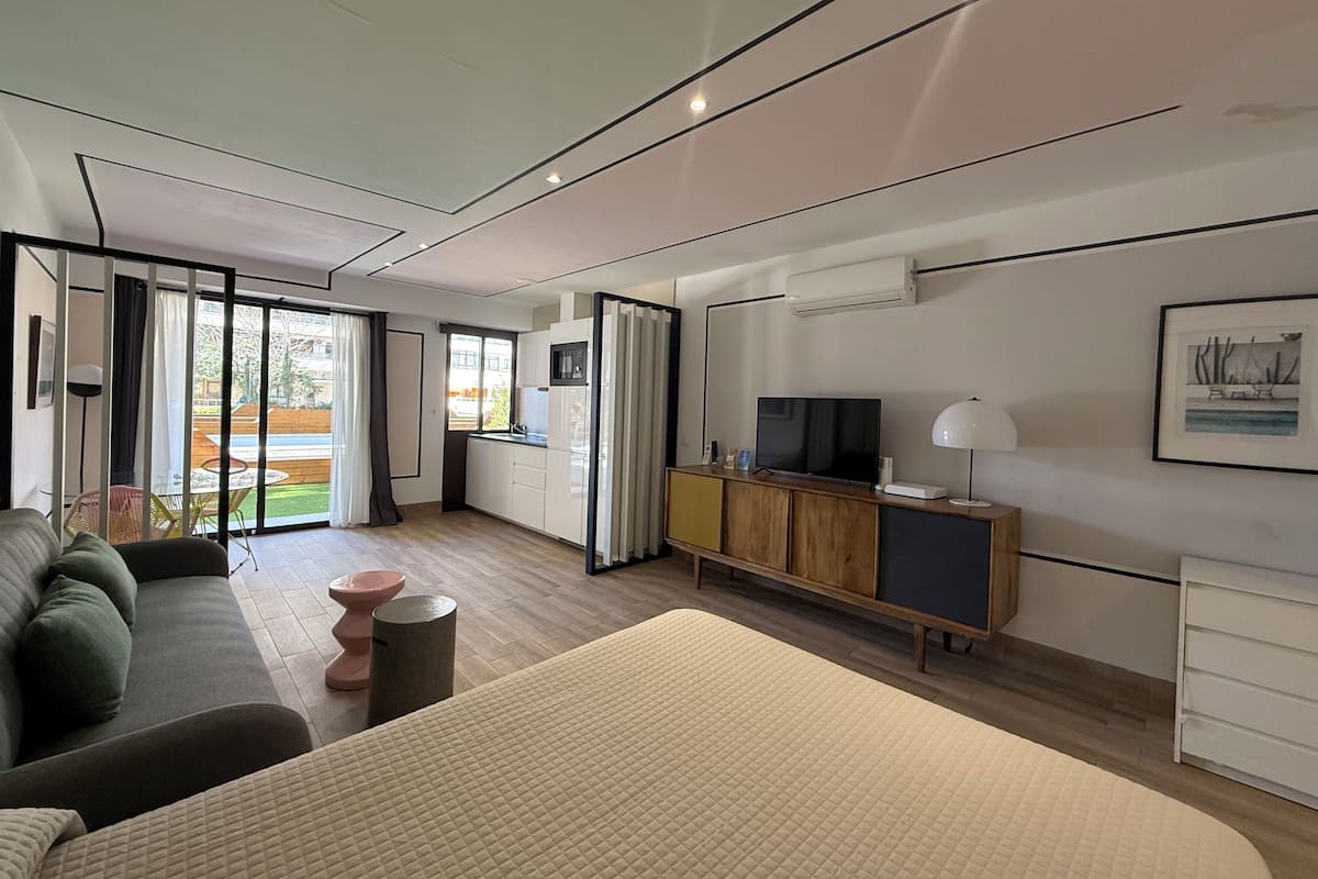 Estúdio design, vista para o jardim | Espaço de trabalho para notebook, cortinas blackout