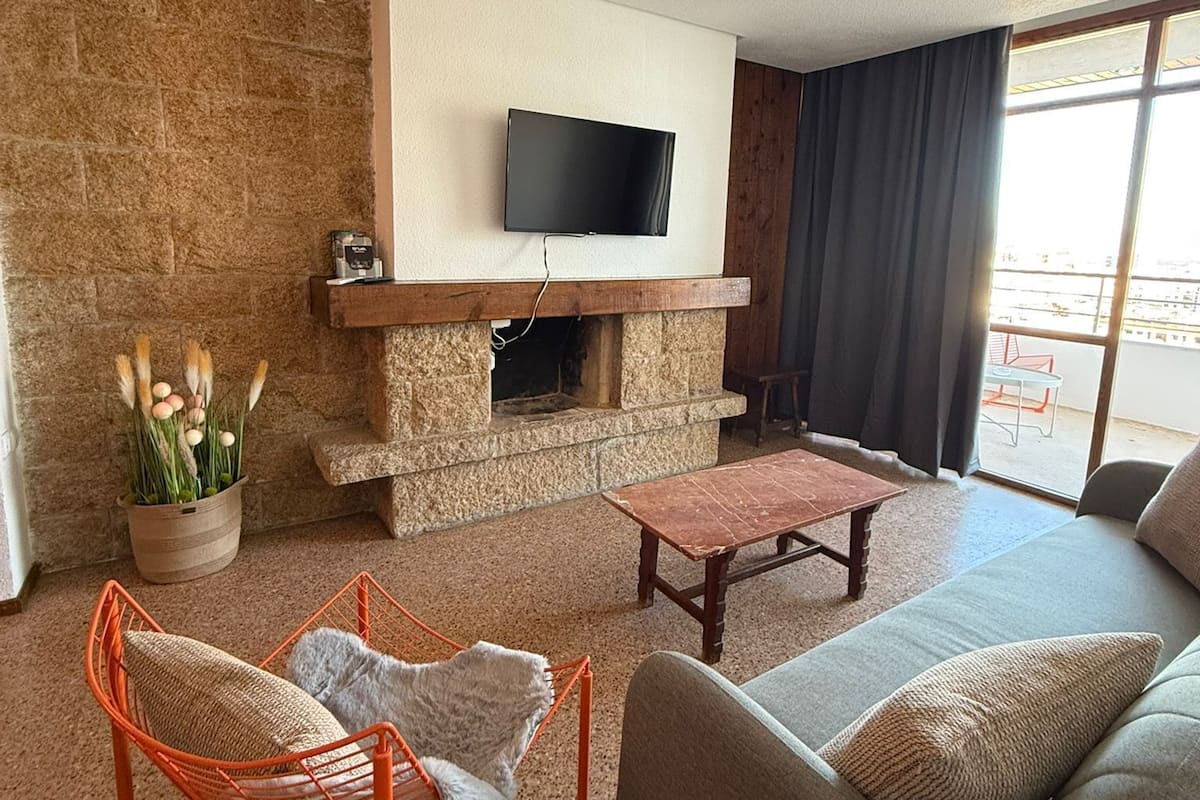 Apartamento Comfort, vista parcial para o mar | Sala de estar | Televisor de 40 polegadas com canais digitais