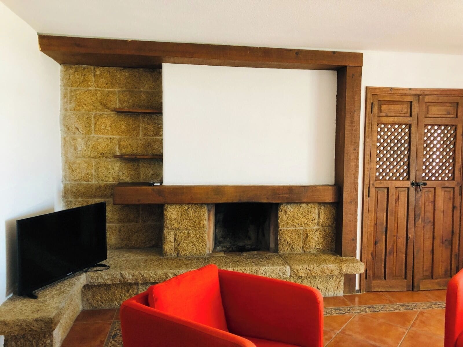 Apartamento Standard, vista parcial para o mar | Sala de estar | Televisor de 40 polegadas com canais digitais 