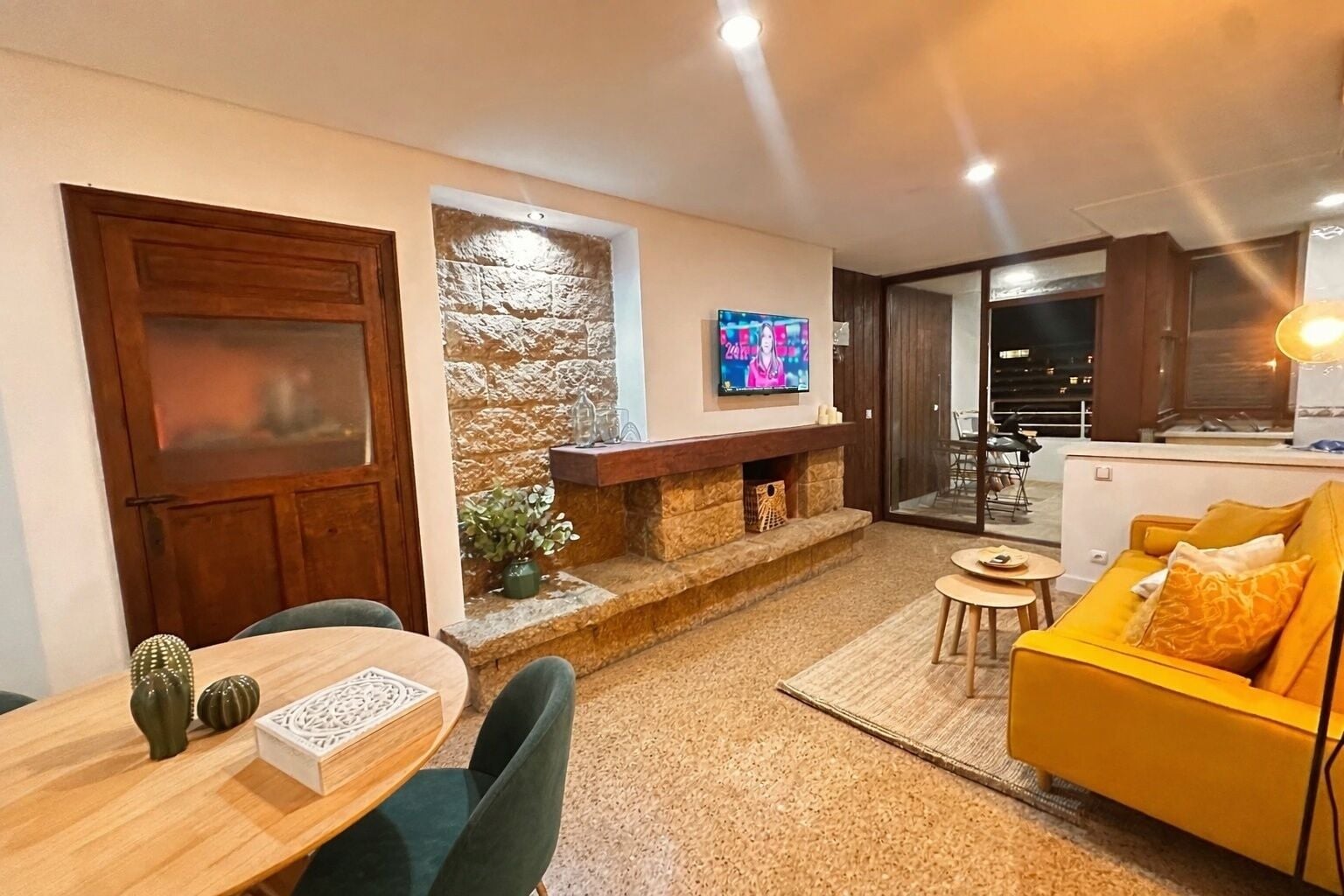 Apartamento Deluxe, vista parcial para o mar | Sala de estar | Televisor de 40 polegadas com canais digitais 