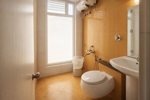 Quarto triplo standard | Banheiro | Chuveiro, produtos de toalete grátis, toalhas de banho, sabonete