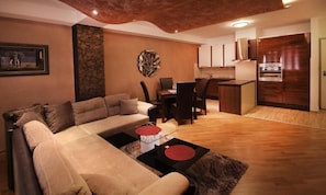 Apartamento Clássico, Vista para a cidade | Sala de estar | Televisor 