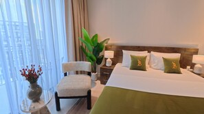 Apartamento, 1 cama King, vista para a piscina | Ferros/tábuas de passar roupa, Wi-Fi de cortesia