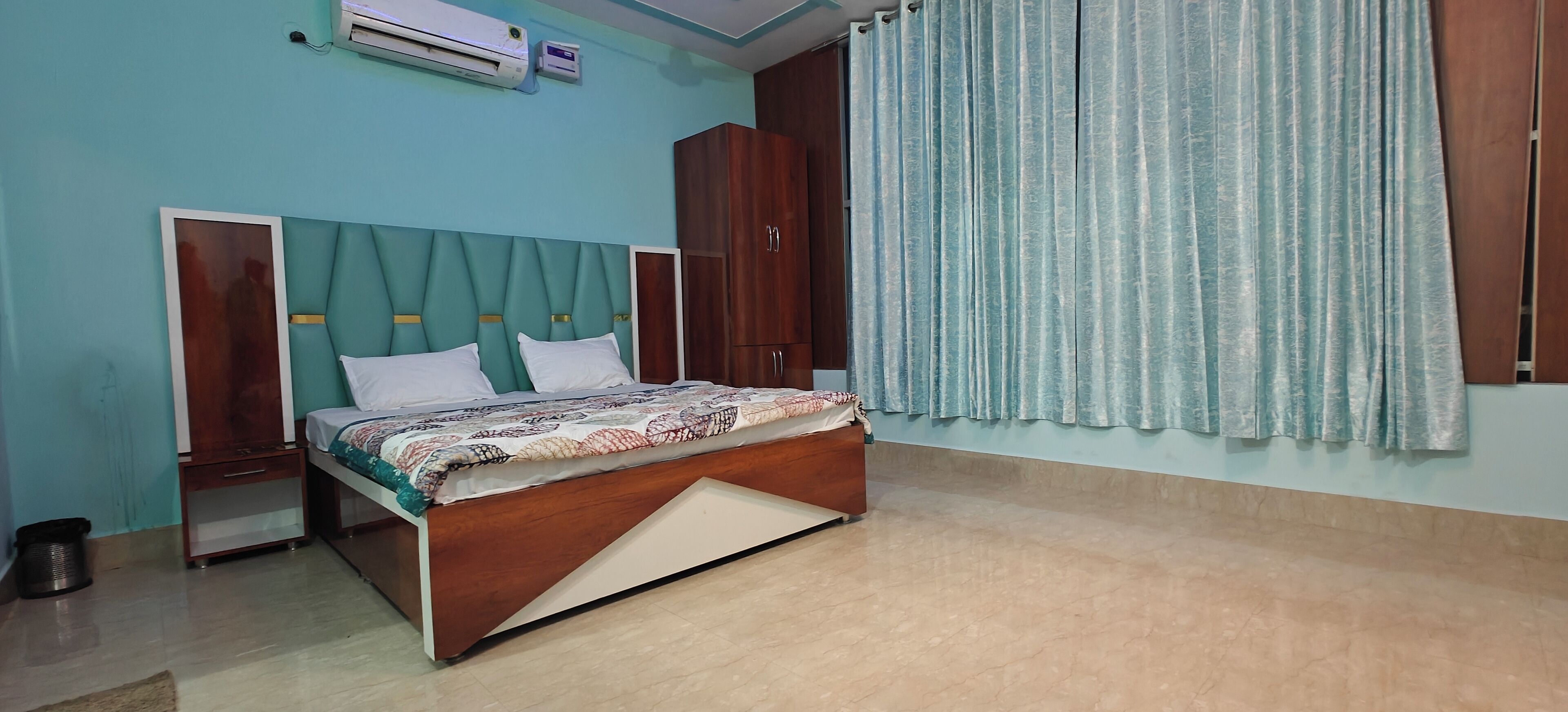 Quarto Duplo Deluxe, não fumadores, Vista para a cidade | Cofre no quarto, ferro/tábua de engomar, Wi-fi grátis 