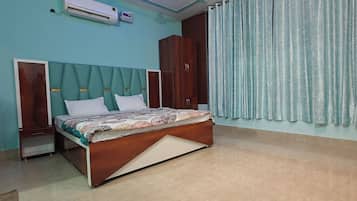 Quarto Duplo Deluxe, não fumadores, Vista para a cidade | Cofre no quarto, ferro/tábua de engomar, Wi-fi grátis