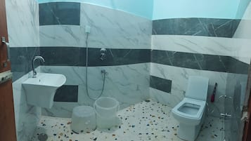 Quarto Duplo Deluxe, não fumadores, Vista para a cidade | Casa de banho | Um polibã, chinelos, toalhas fornecidas, sabão