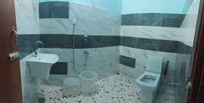 Quarto Duplo Deluxe, não fumadores, Vista para a cidade | Casa de banho | Um polibã, chinelos, toalhas fornecidas, sabão 