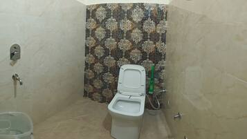 Quarto Duplo Deluxe, não fumadores, Vista para a cidade | Casa de banho | Um polibã, chinelos, toalhas fornecidas, sabão