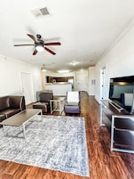 Apartamento Signature, 4 quartos, acesso à piscina | Sala | Smart TV de 55 polegadas com canais digitais