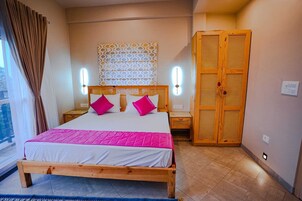 Quarto Duplo Deluxe, vista para a montanha | Secretária, ferro/tábua de engomar 