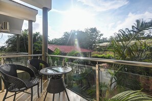 Quarto casal luxo | Opções para refeição ao ar livre