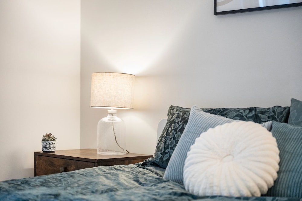 Cozy 2BR Wembley | Sleeps 5 | Near Train | Prime Reviews, Deals ...