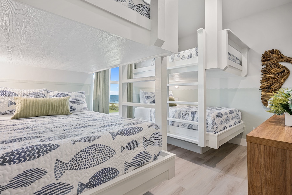 Laguna Villa: The Ultimate Beachfront Mega-Retreat: 9BR, Sleep 32 ...