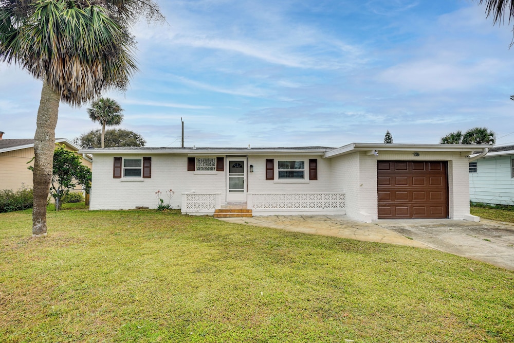 Walk To Romano Beachfront Park: Airy Home W/ Yard - Daytona Beach, FL