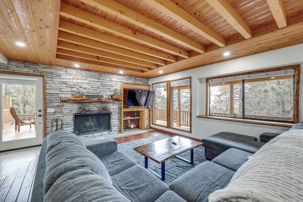 Hot Tub, 2 Mi To Big Bear Mtn: Family Ski Trip! - California