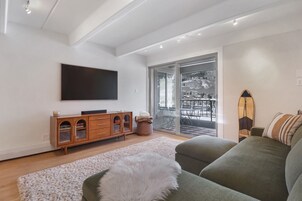 Apartamento em Condomínio Fechado, 1 quarto | Sala de estar | Smart TV 
