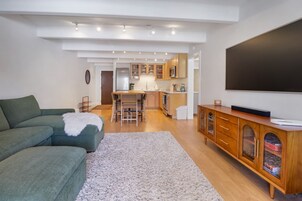 Condo, 1 quarto | Área de estar | Smart TV