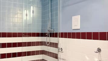 Quarto Duplo ou Twin Clássico | Casa de banho | Um polibã, um secador de cabelo, toalhas fornecidas, sabão