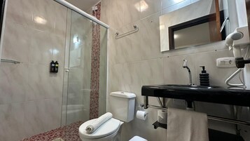 Quarto casal standard | Banheiro | Chuveiro, secador de cabelo, toalhas de banho, sabonete